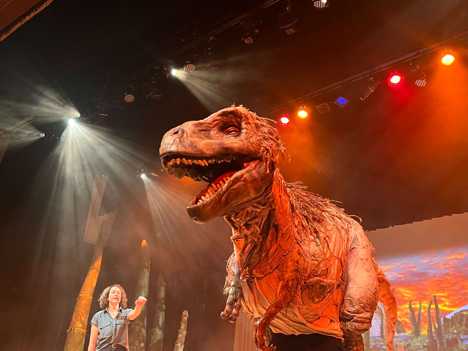 リアル恐竜ショー「恐竜パーク」！ 2024年はどこで開催？ 上演時間やグッズ情報も紹介！ | KidZAURUS (キッザウルス)